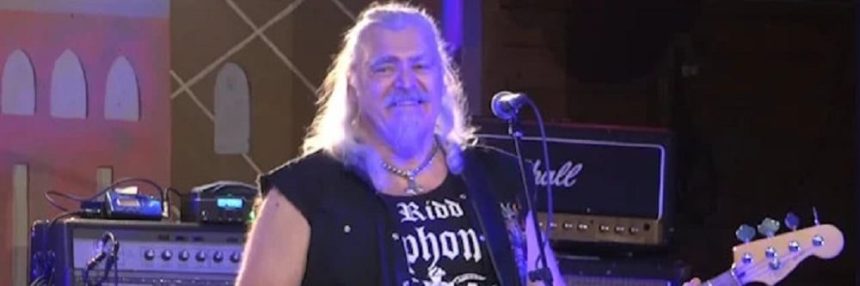 | Thunder and metal are shaking the ground